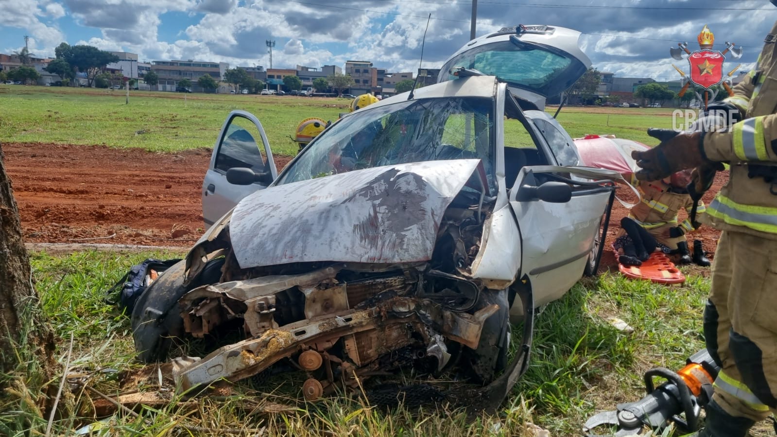 Quatro pessoas ficam feridas após carro bater em árvore na BR-040 ...