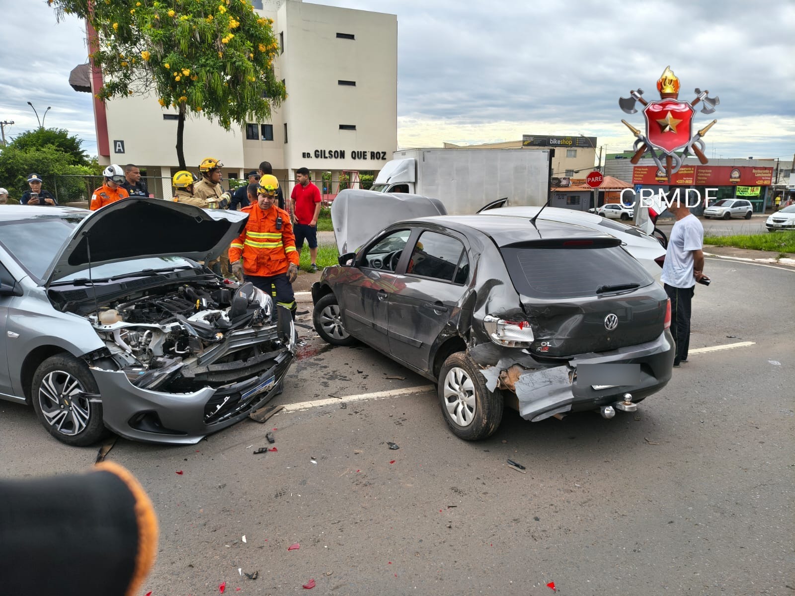 Vídeo: Motorista provoca acidente e desce do carro armado com facas no ...